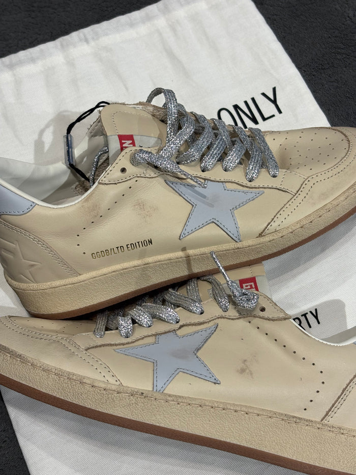 GOLDEN GOOSE BALLSTAR IN PELLE CREAM E STELLA BABY BLUE